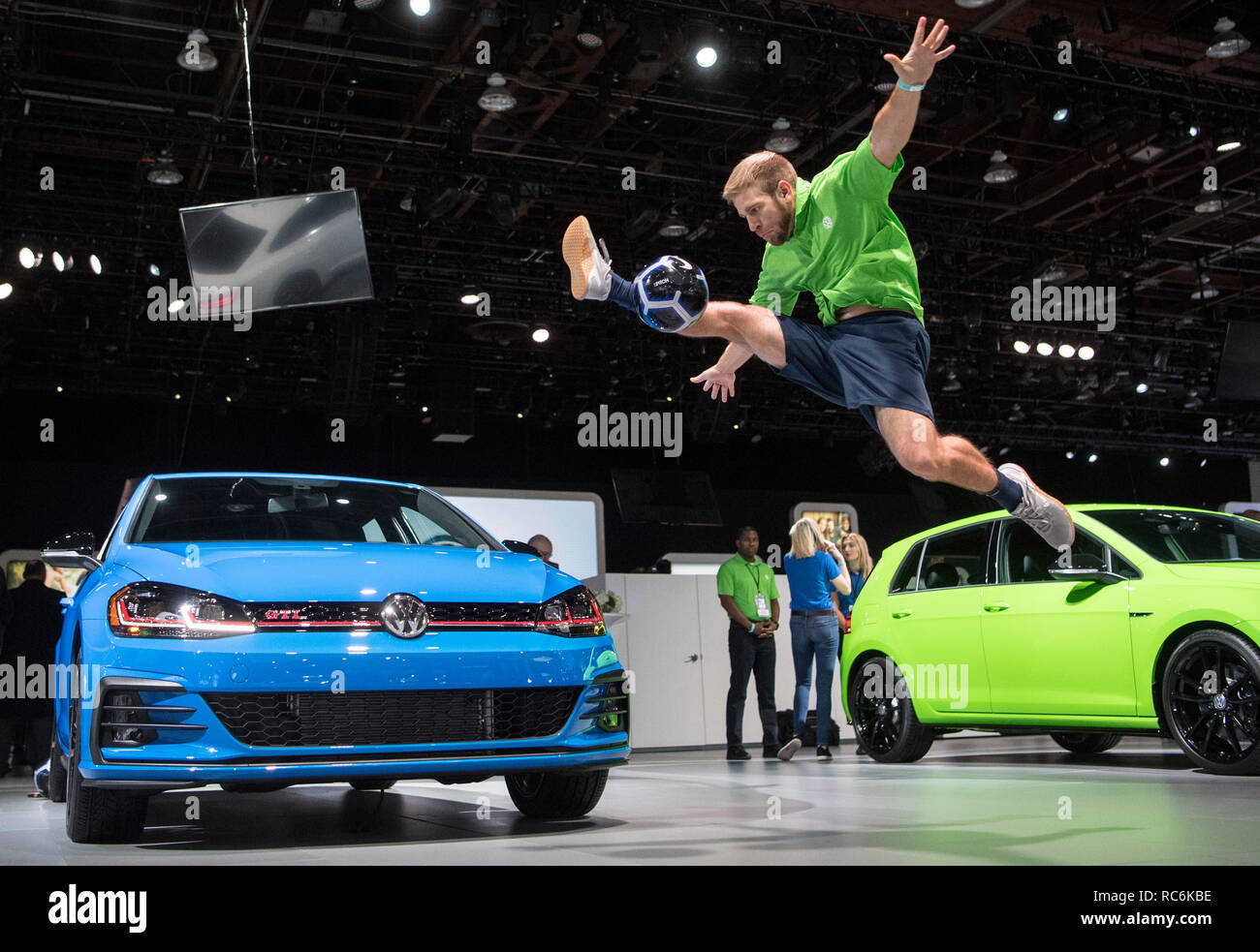 Detroit, USA. 14th Jan, 2019. A ball artist at the VW stand will be an ...