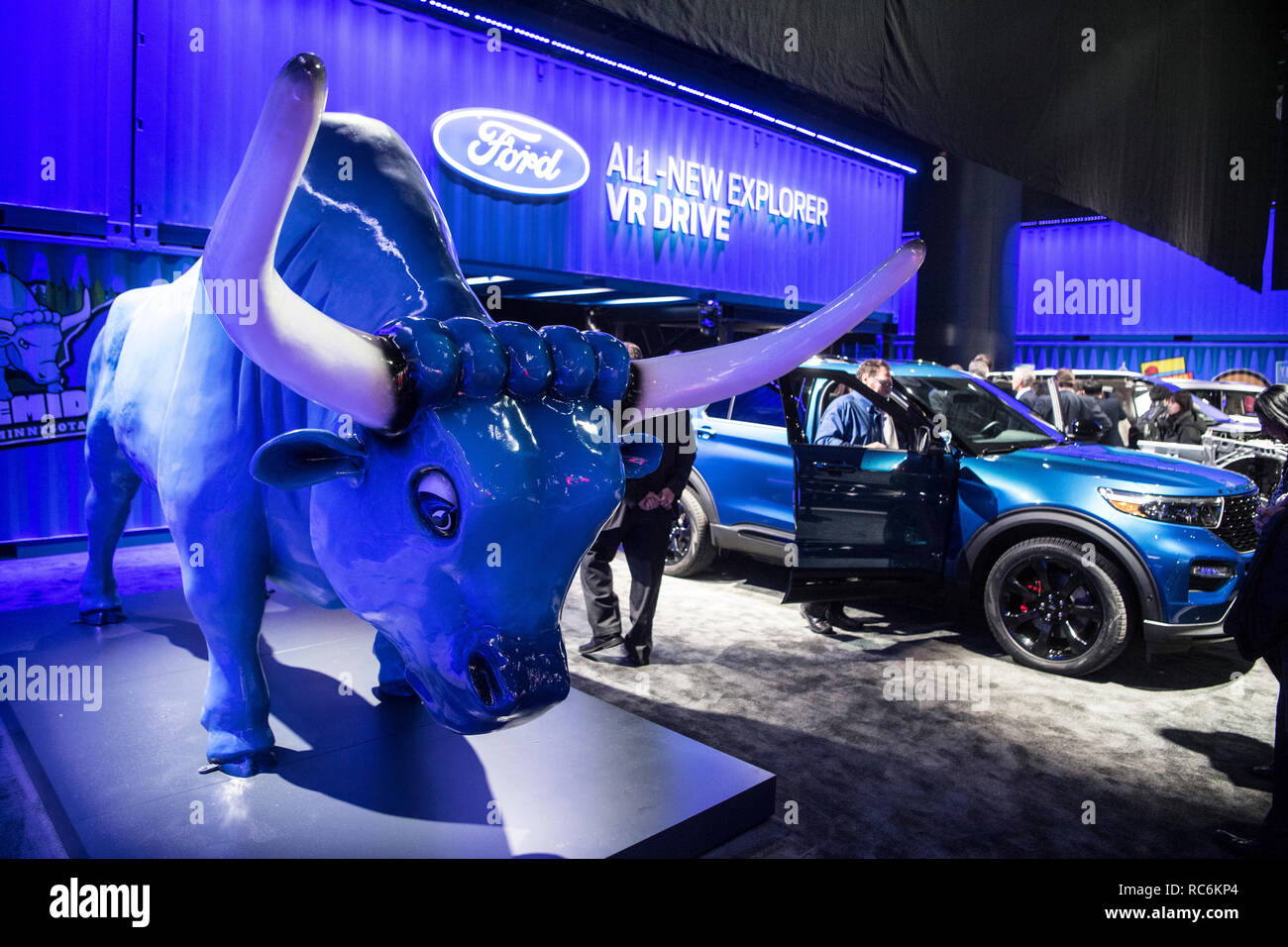 Detroit, USA. 14th Jan, 2019. With the sculpture of a Longhorn cow ...