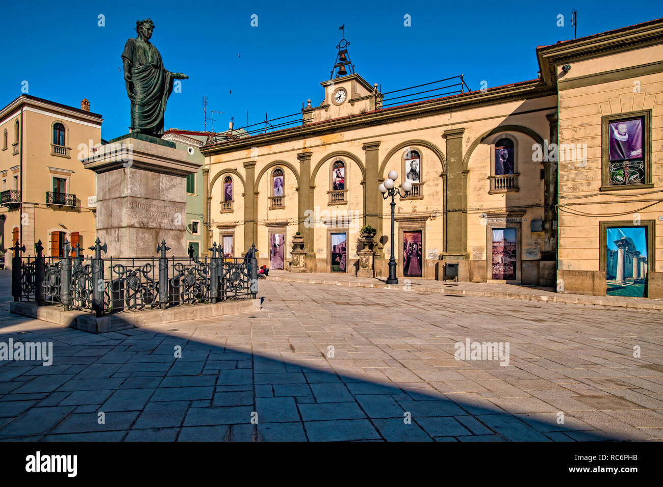 Italy Basilicata Venosa statue and Piazza Orazio Flacco Stock Photo - Alamy