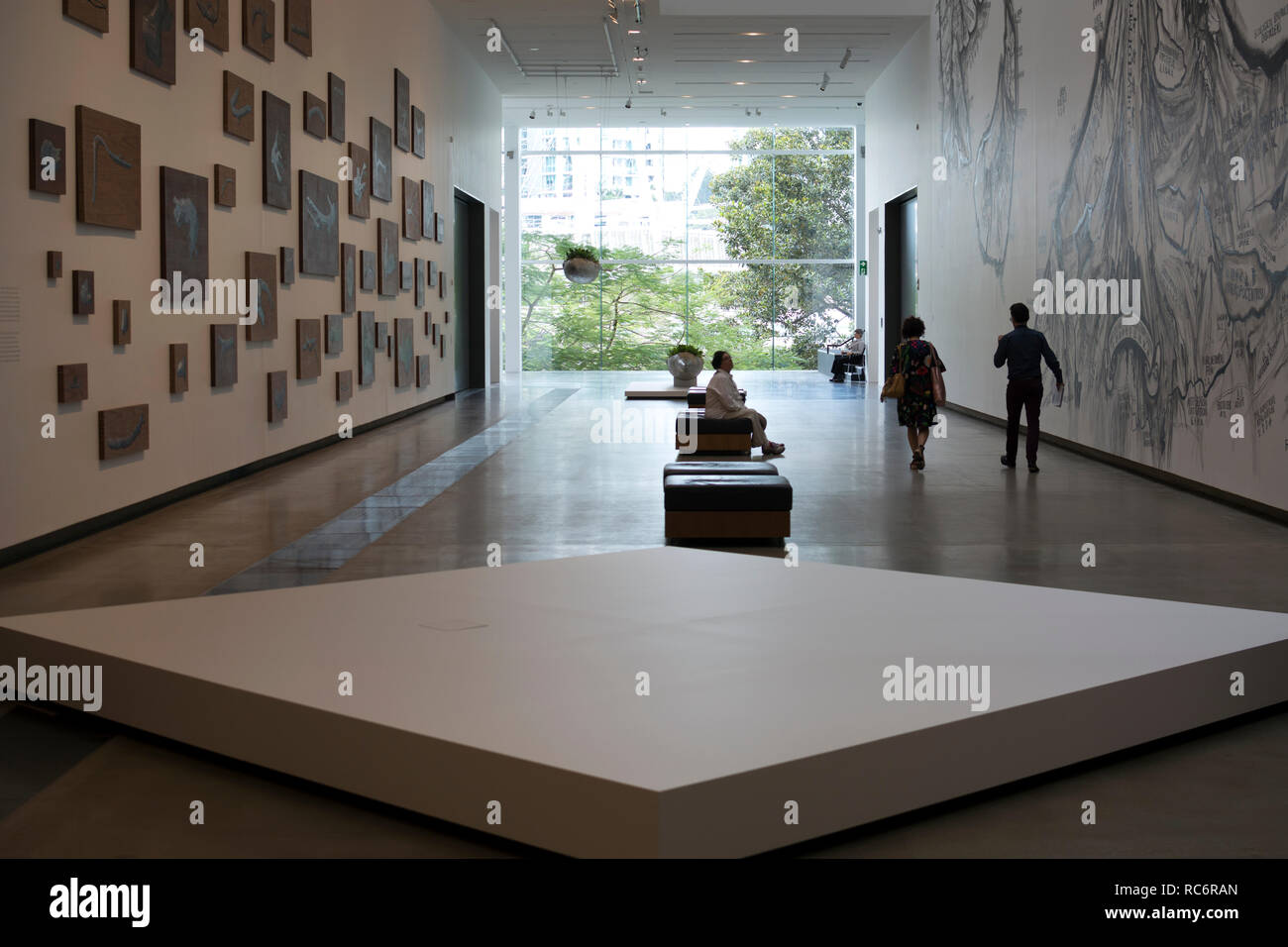 Modern art gallery inside hi-res stock photography and images - Alamy