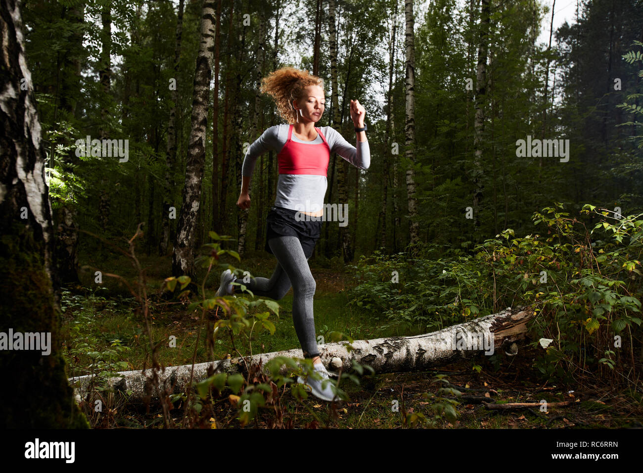 Girl athletics hi-res stock photography and images - Alamy