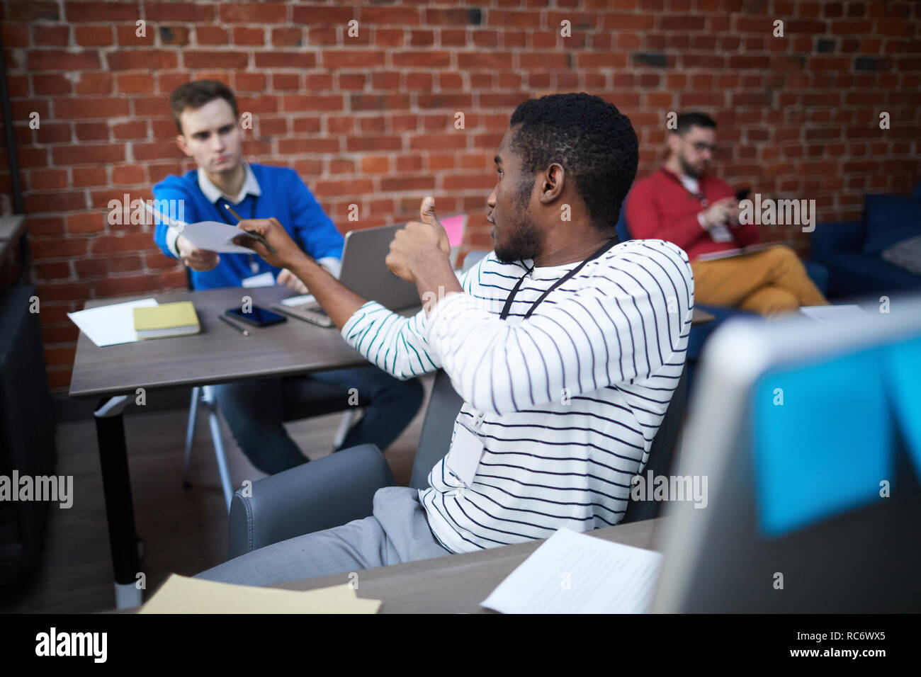 Office collaboration hi-res stock photography and images - Alamy