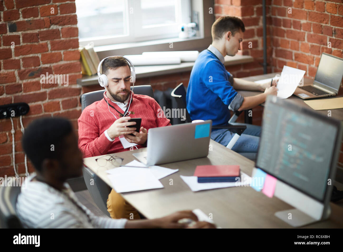 Technology office contemporary hi-res stock photography and images - Alamy