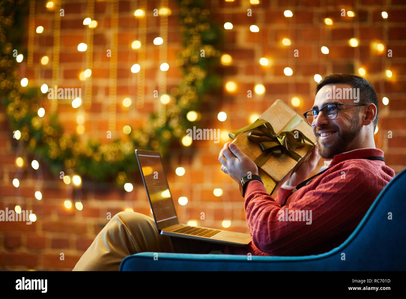 Shaking box with gift Stock Photo - Alamy