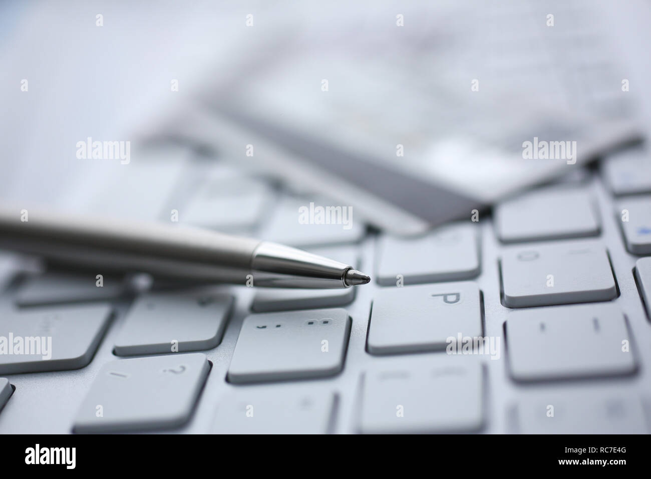 Pen and credit card hi-res stock photography and images - Alamy