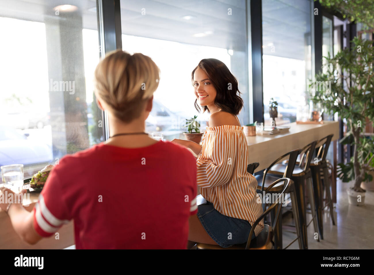 Friends eating breakfast together hi-res stock photography and images ...