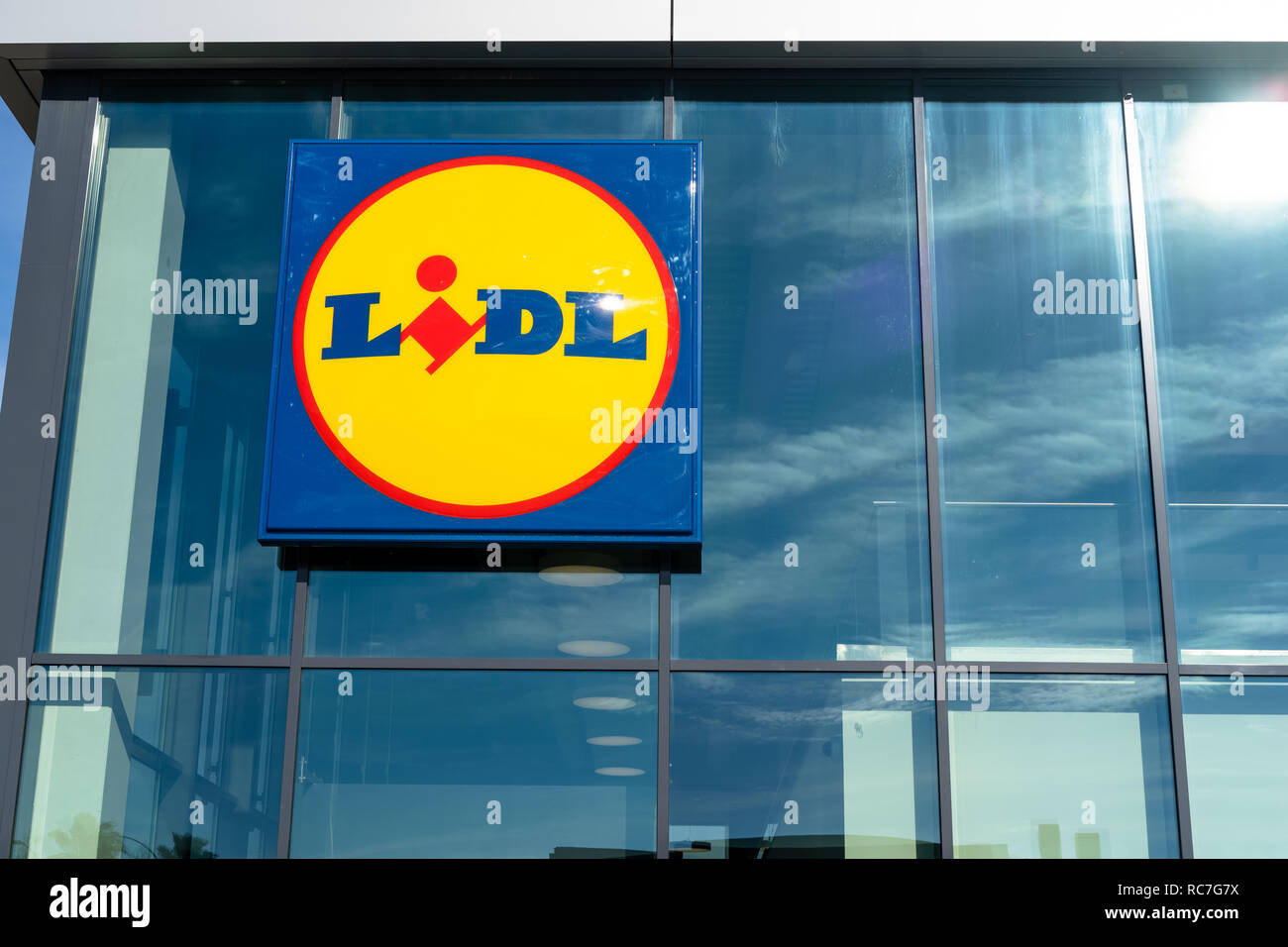 Lidl shop logo hi-res stock photography and images - Alamy