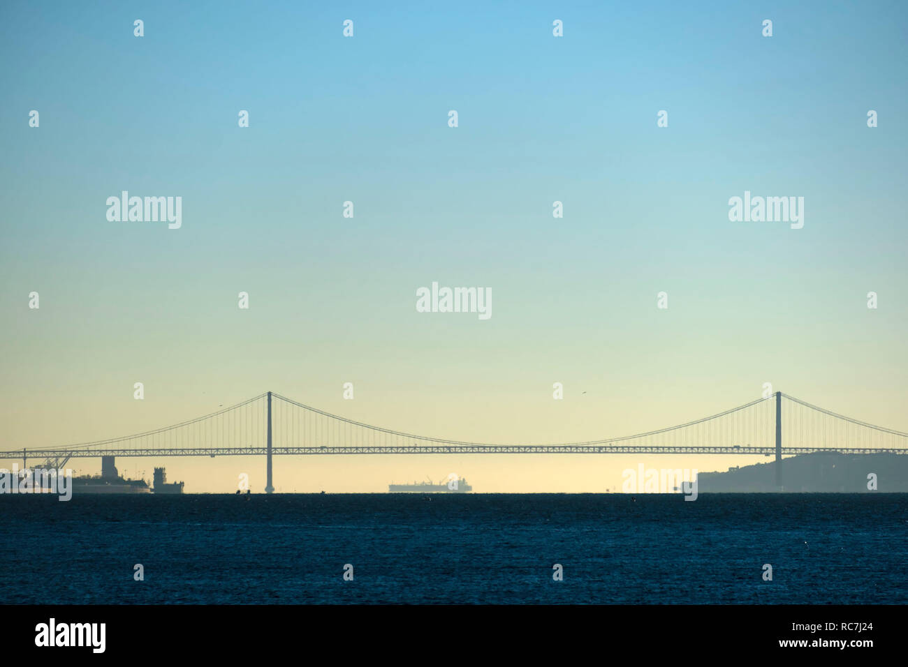 25 abril suspension bridge hi-res stock photography and images - Alamy