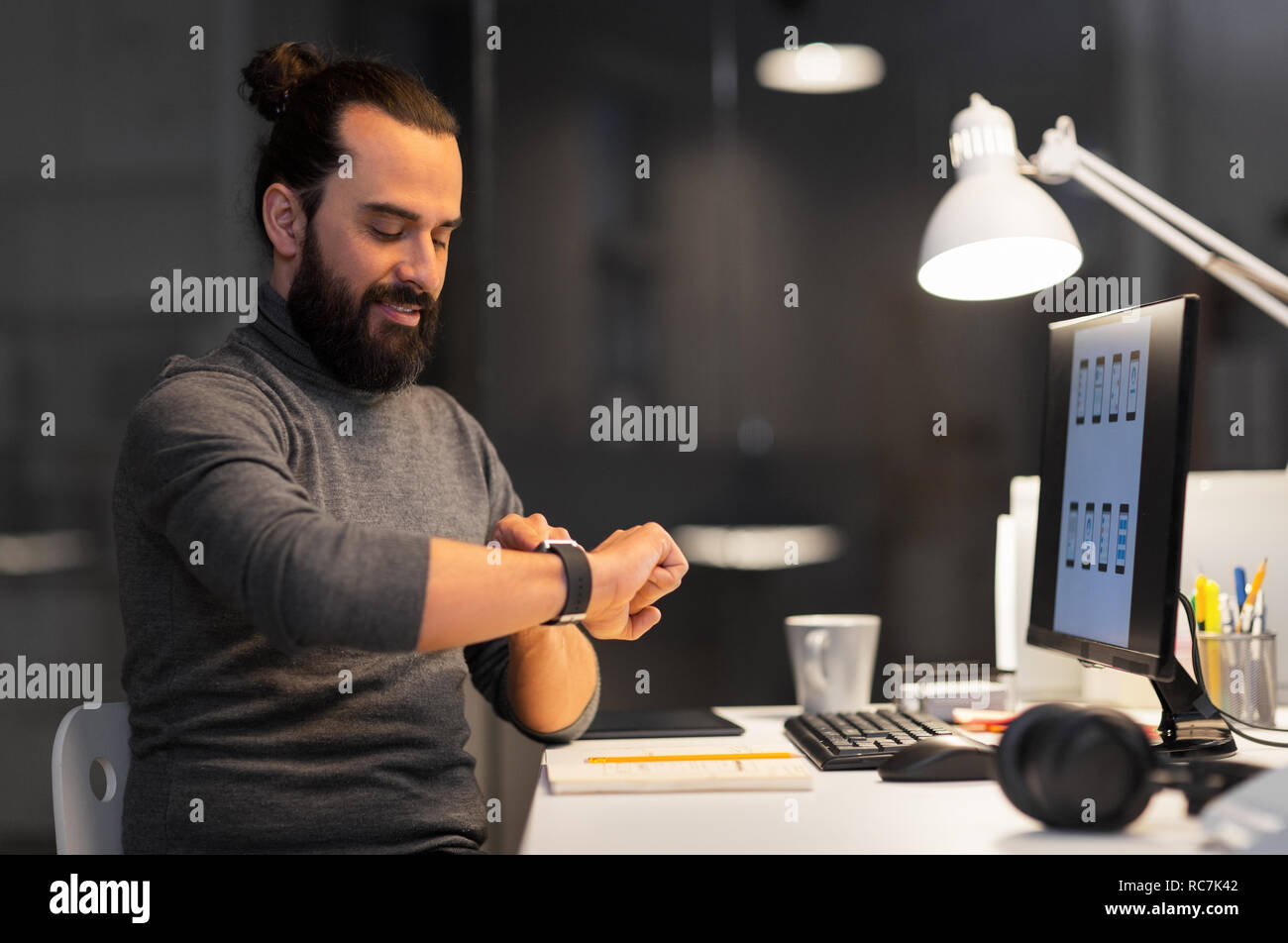 Smartwatch user hi-res stock photography and images - Alamy