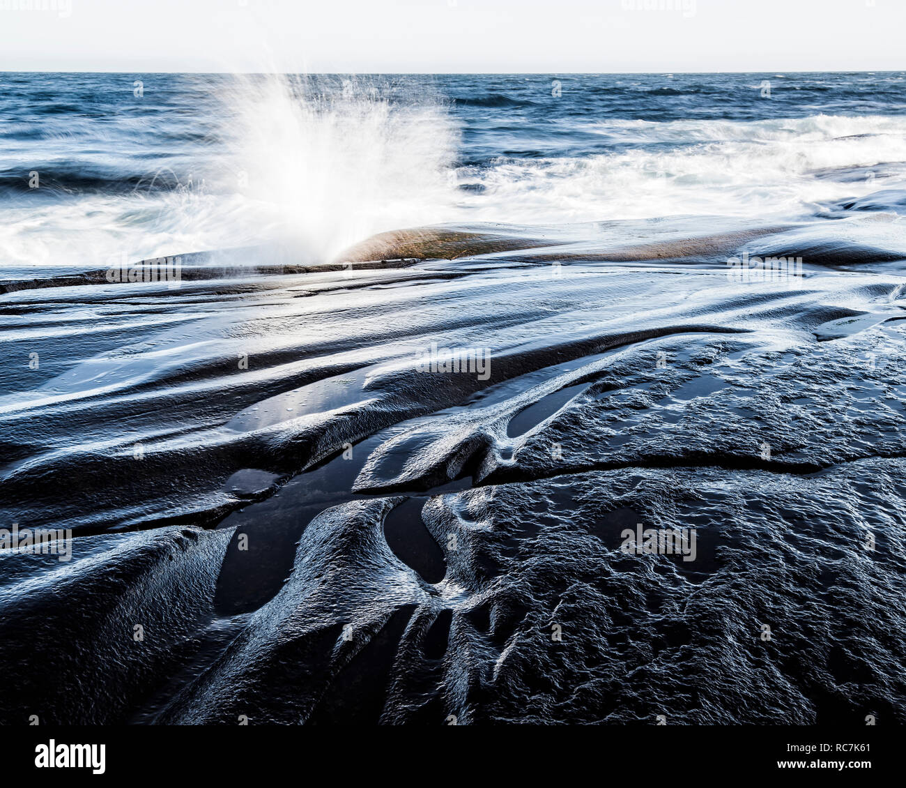 Splashing on rock hi-res stock photography and images - Alamy