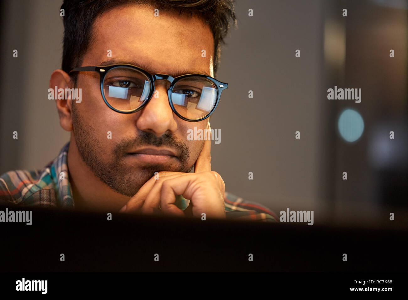 Eyeglasses reflection screen hi-res stock photography and images - Alamy