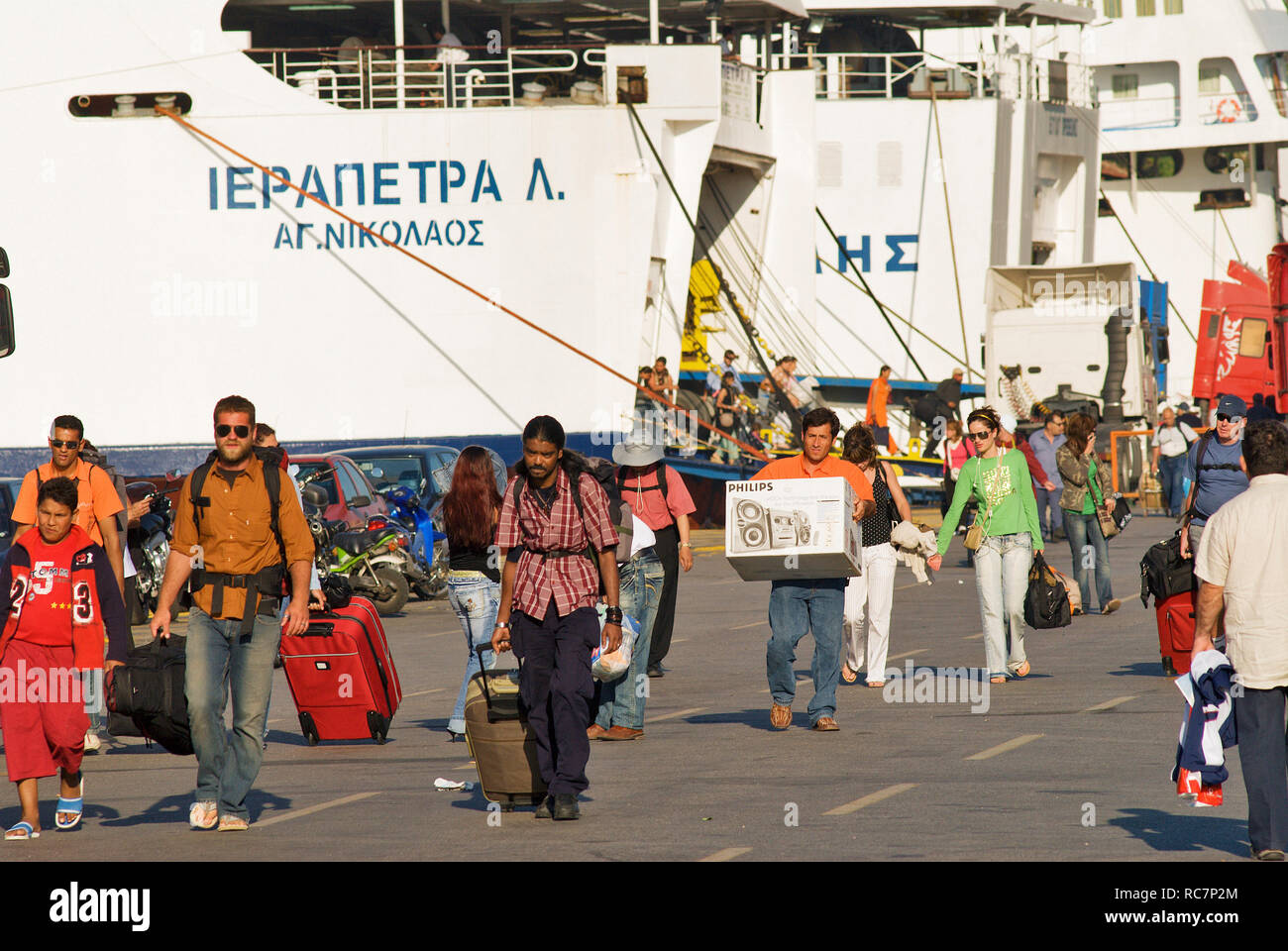 Passengers disembarking from a ship hi-res stock photography and images ...