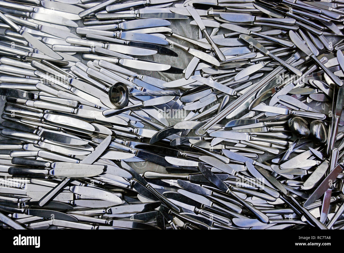 A pile of silver knives hi-res stock photography and images - Alamy