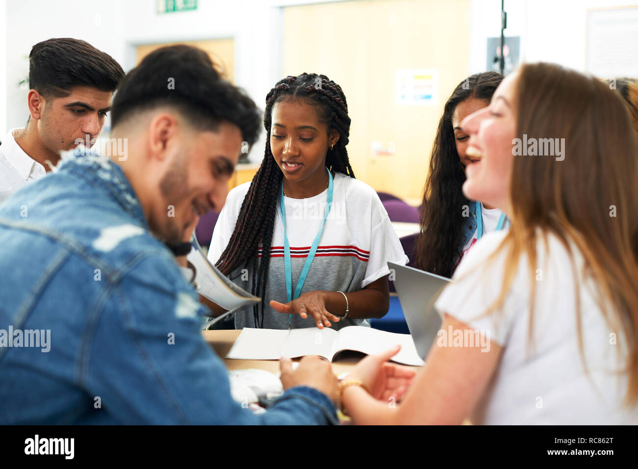 Talking and discussing classroom hi-res stock photography and images ...