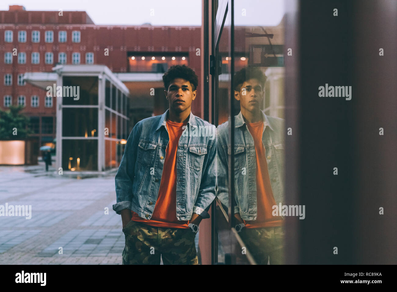 Man leaning against glass window hi-res stock photography and images ...