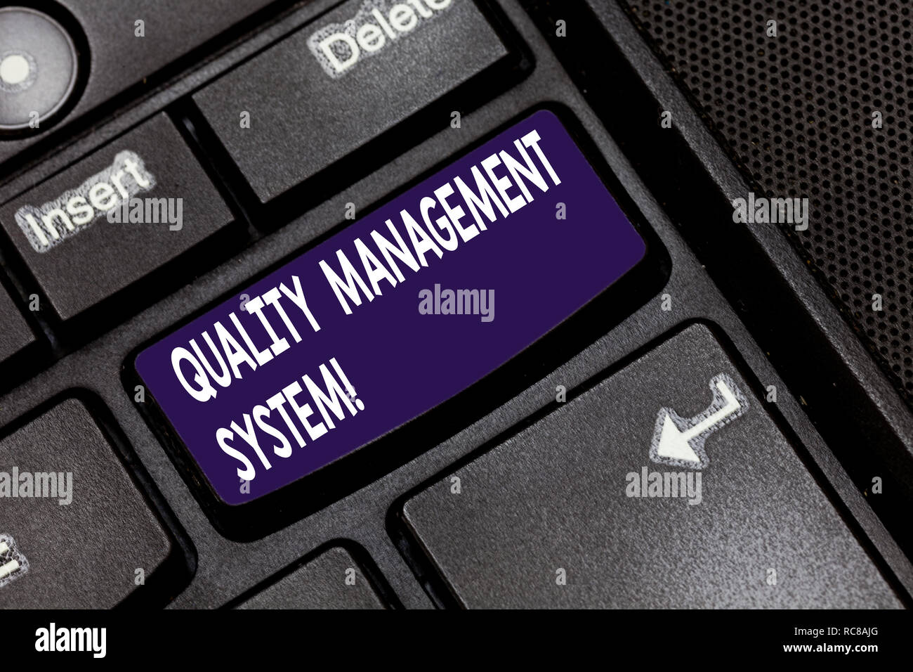 Writing note showing Quality Management System. Business photo ...