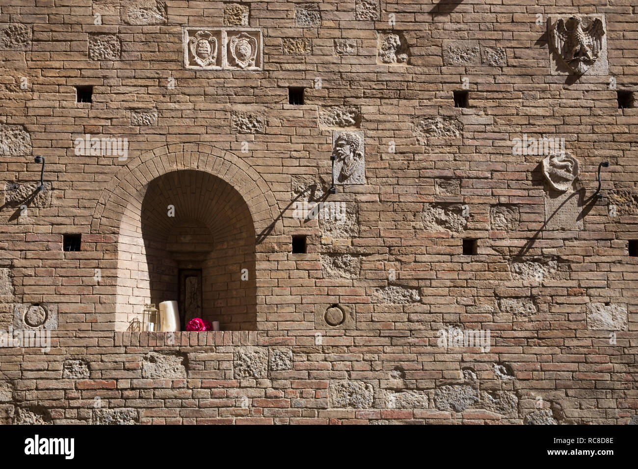 The inner courtyard of Chigi-Saracini Palace, Tuscany, Italy Stock ...