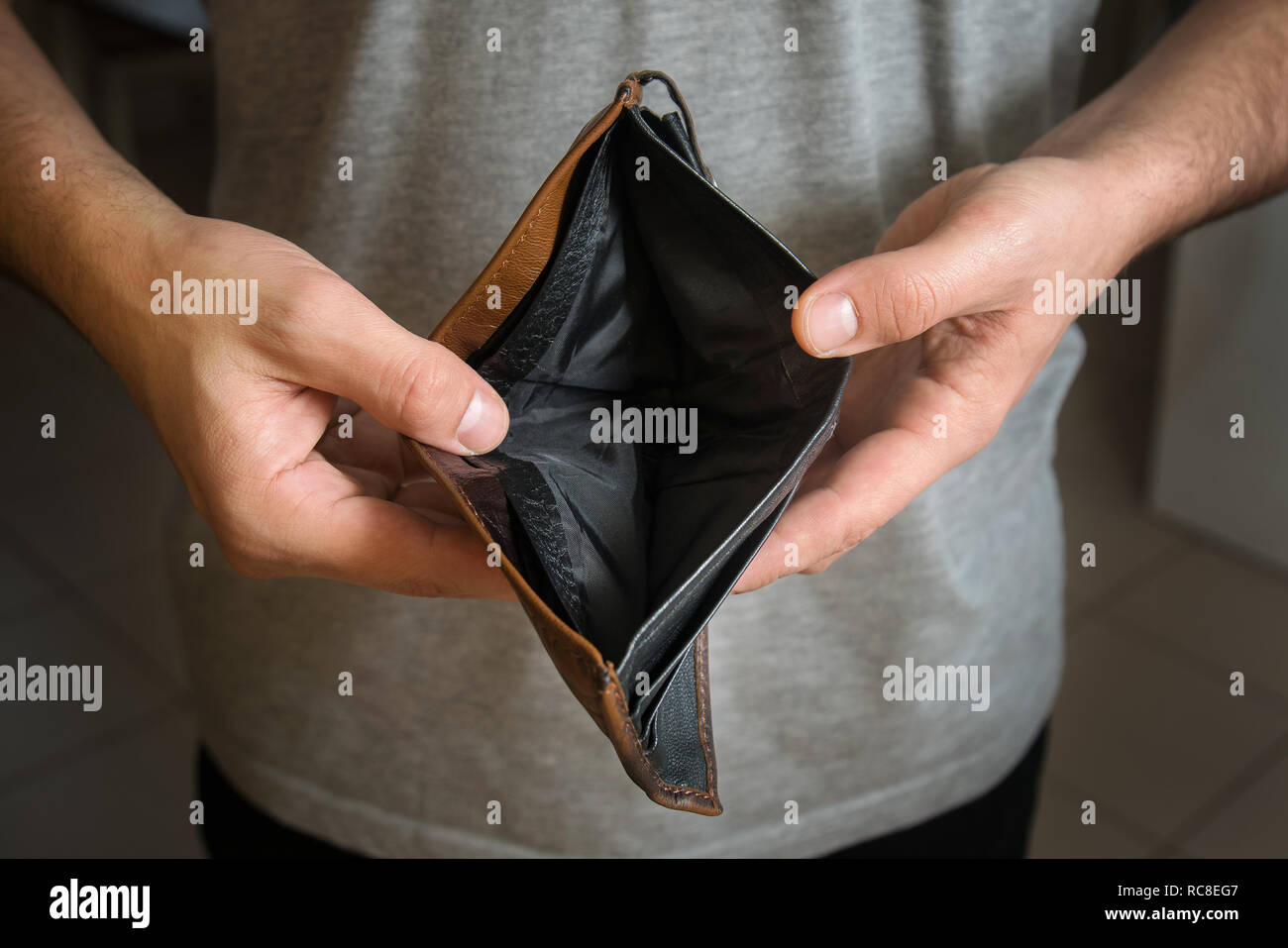 Empty wallet hi-res stock photography and images - Alamy