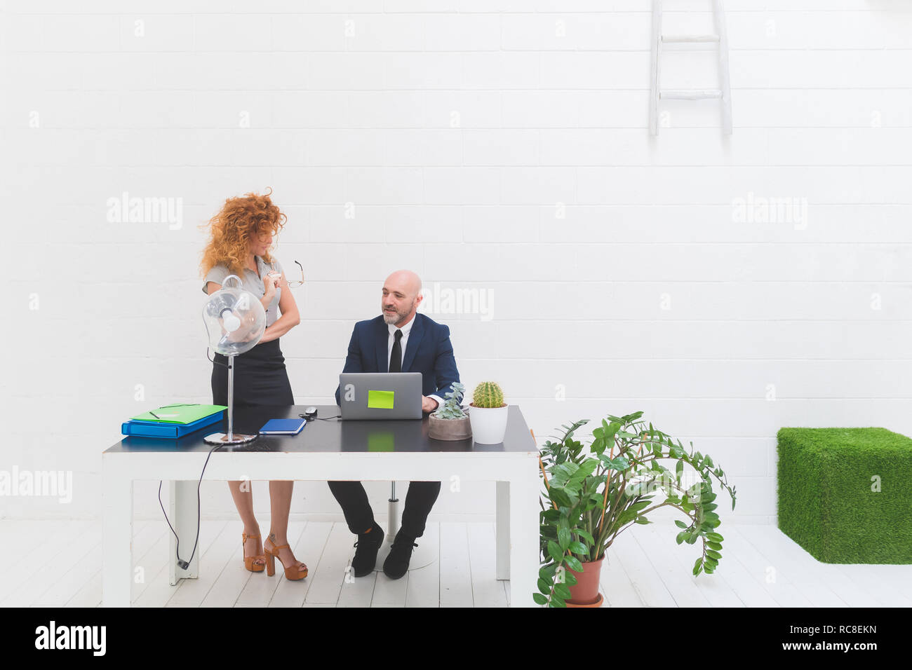 Client discussion, red hi-res stock photography and images - Alamy