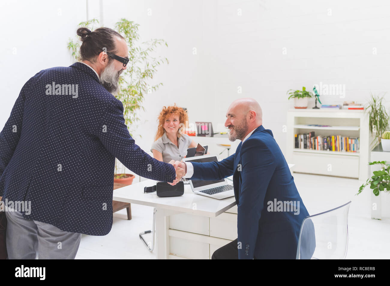 Businessman shaking hands client hi-res stock photography and images ...