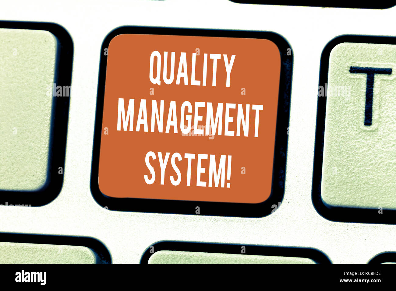 Writing note showing Quality Management System. Business photo ...