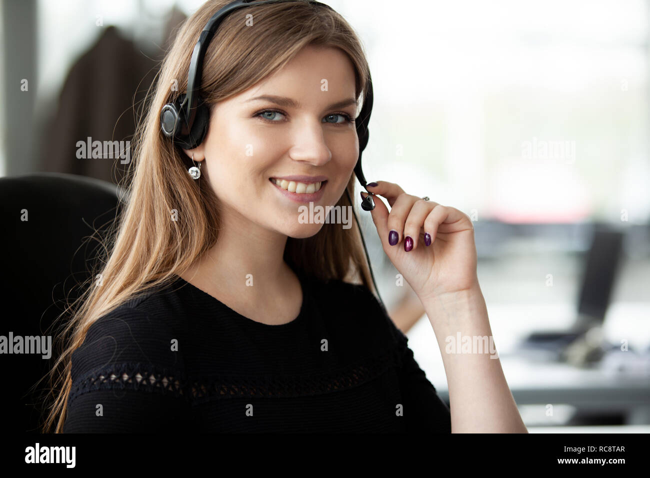 Female customer support operator with headset and smiling Stock Photo - Alamy
