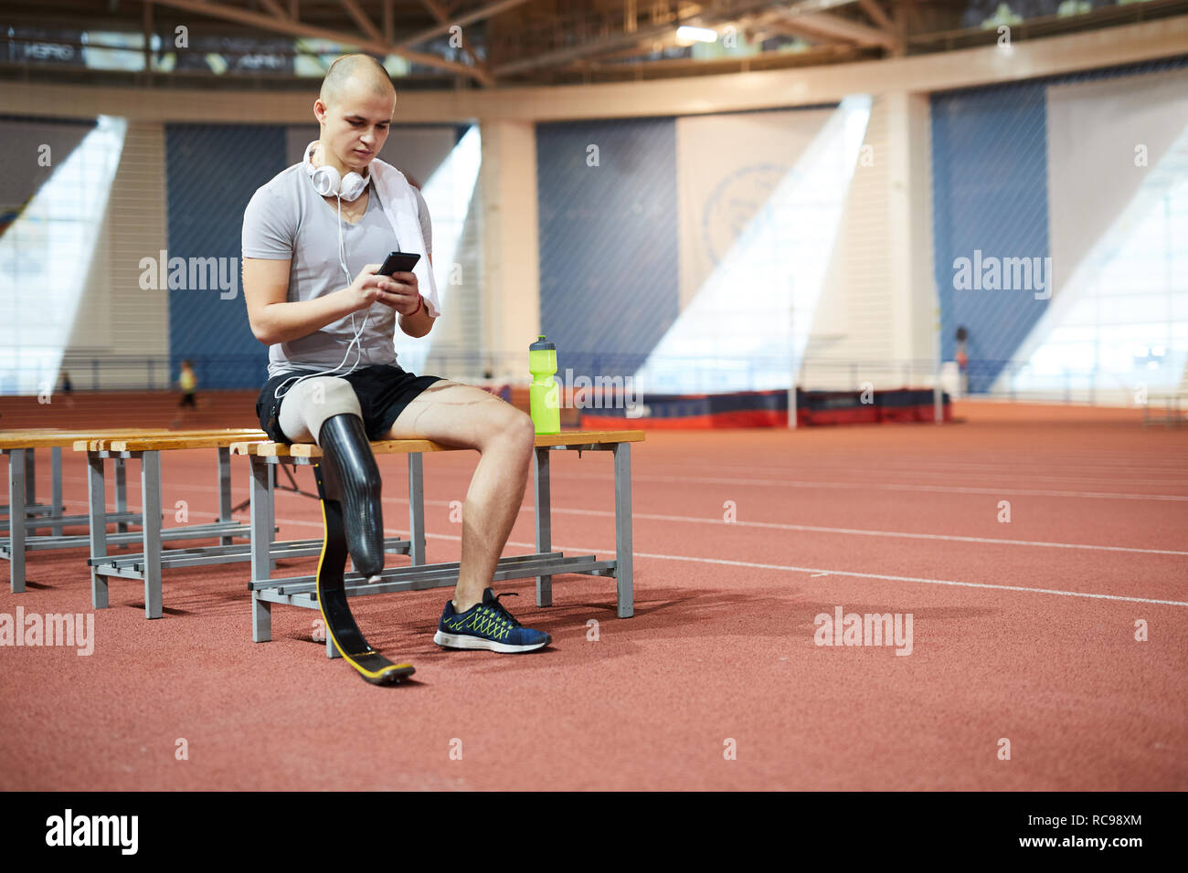 Guy scrolling smartphone hi-res stock photography and images - Alamy