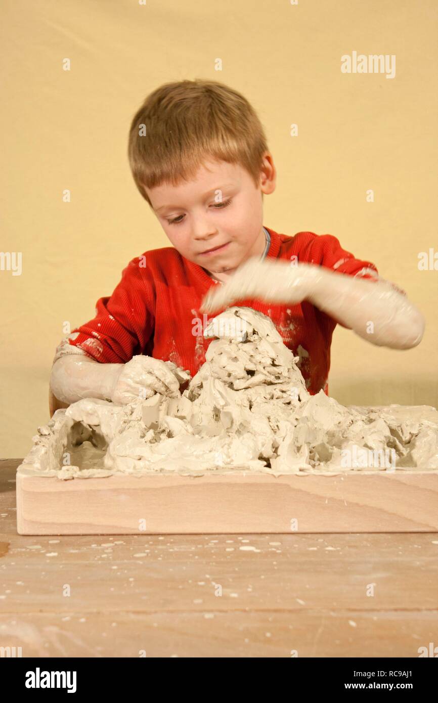 Boy doing art hi-res stock photography and images - Alamy