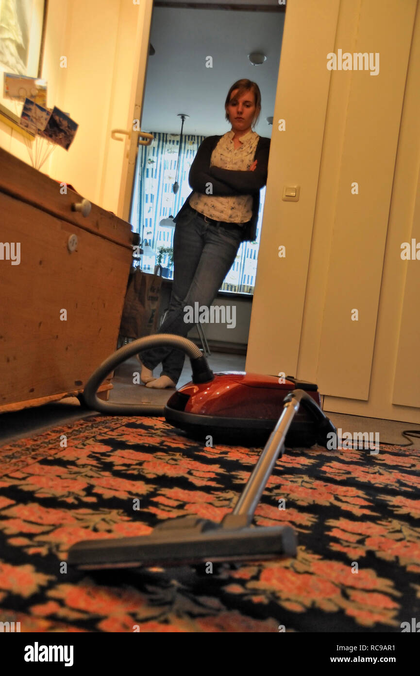 junge Frau beim Staubsaugen | young woman with a vacuum cleaner Stock ...