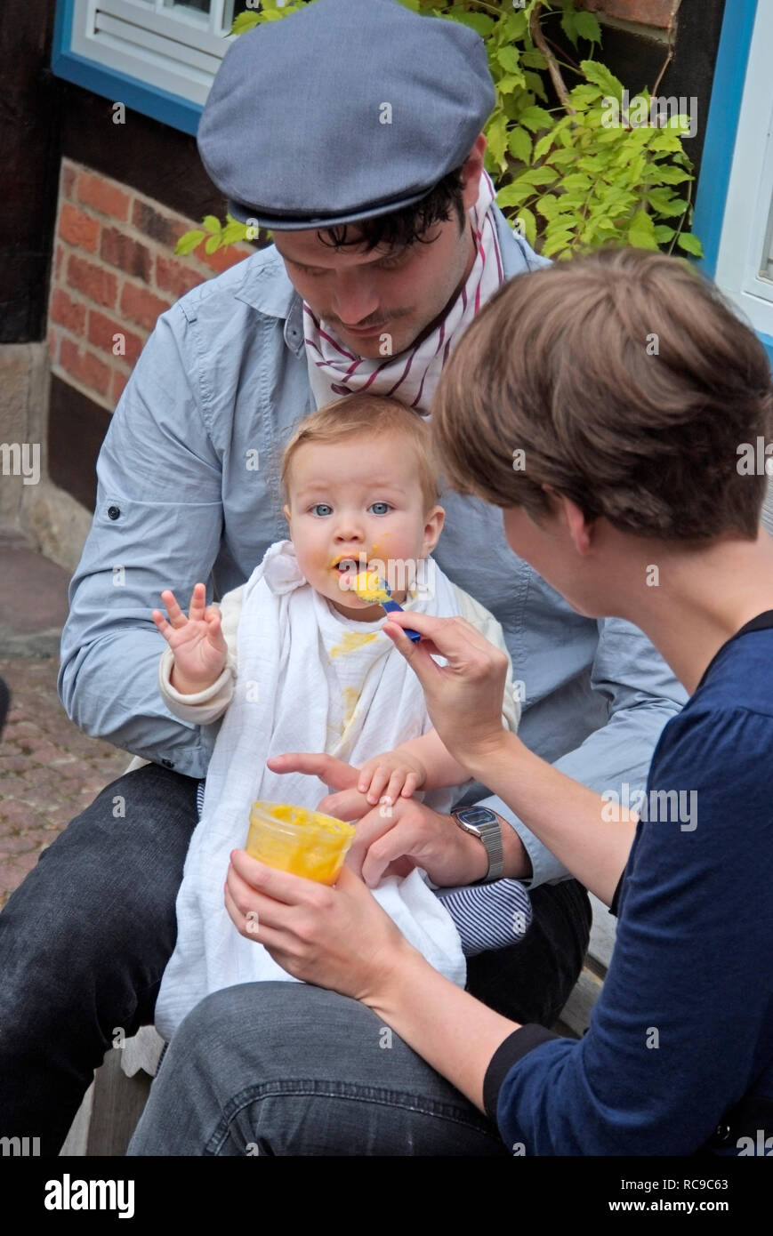 Eltern füttern ihr Baby mit Brei | parents feeding their baby wit pap ...