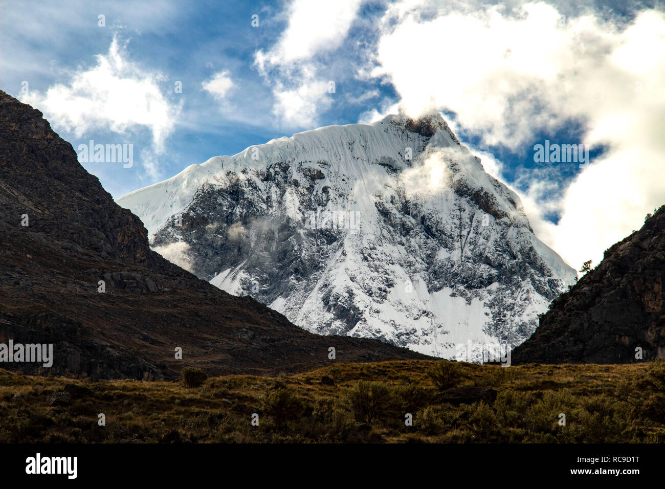 Exploring the dunes of Reserva Natural Paracas desert, Perù Stock Photo ...