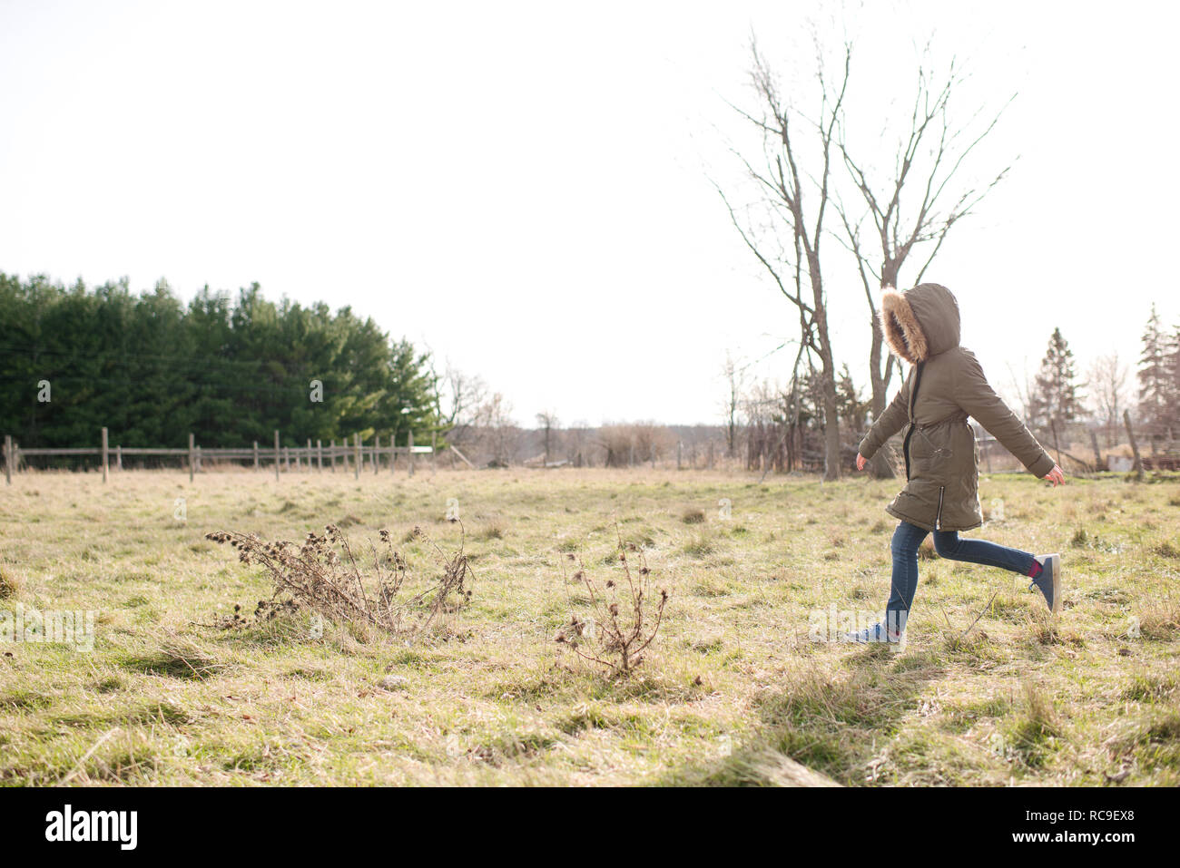 Girl running away grass sun hi-res stock photography and images - Alamy