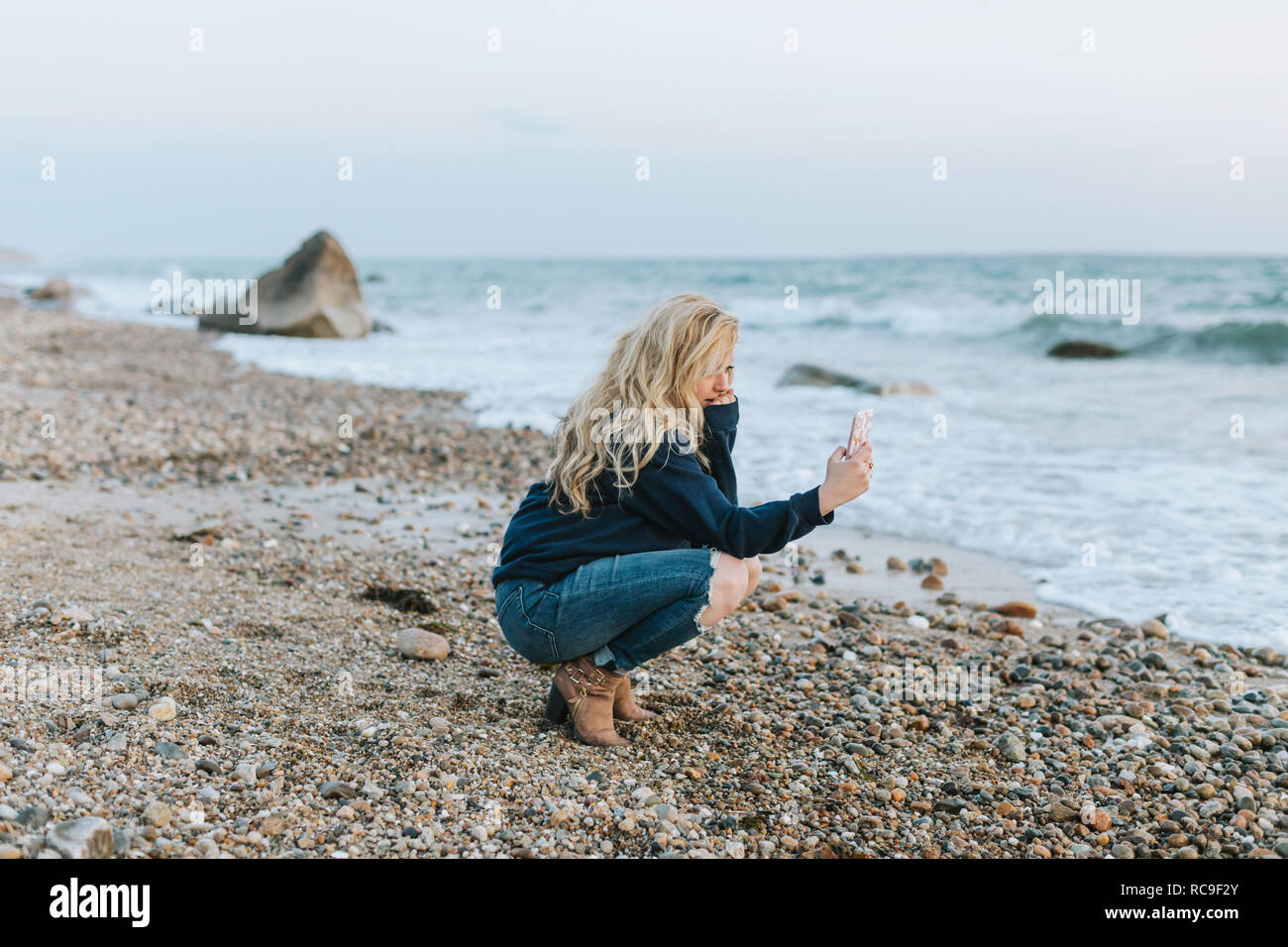 Side view woman crouching on hi-res stock photography and images - Alamy