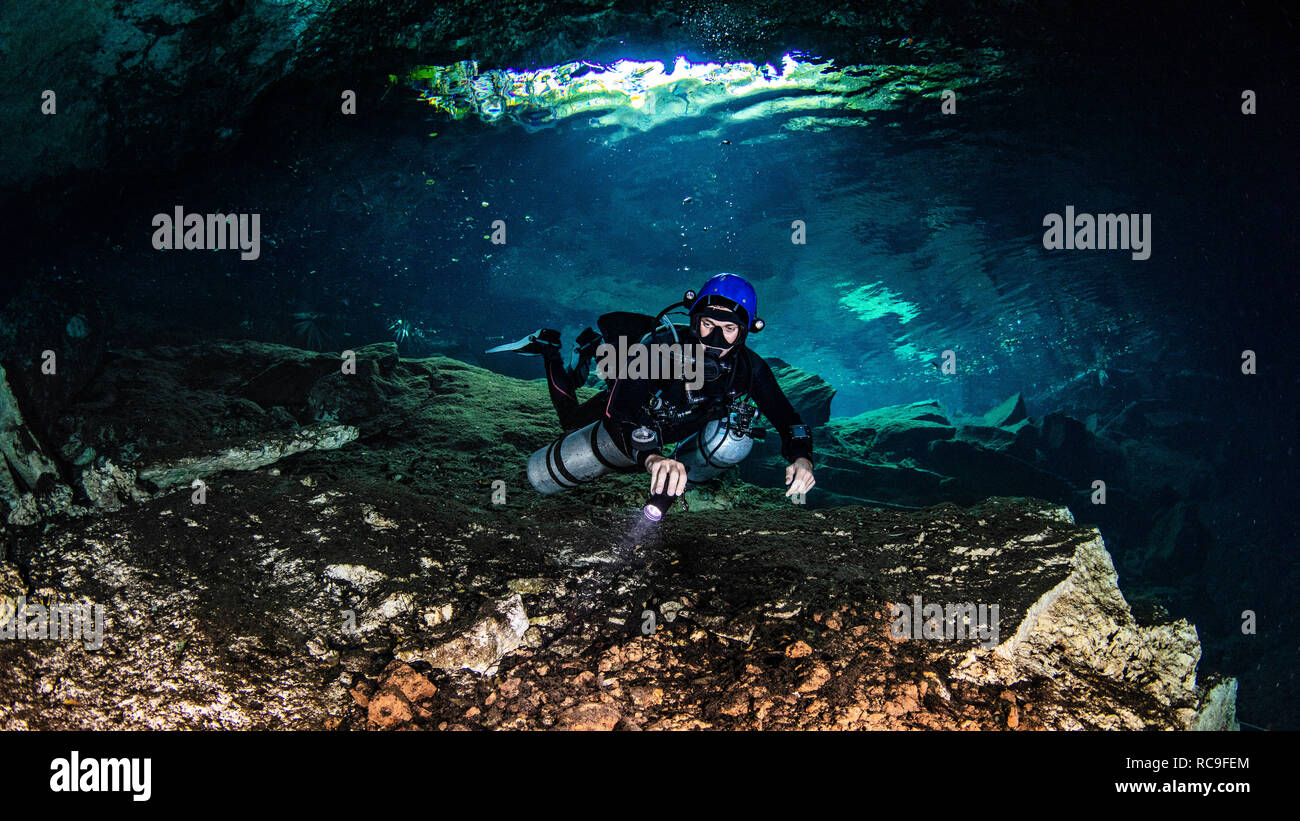 Cave diving hi-res stock photography and images - Alamy