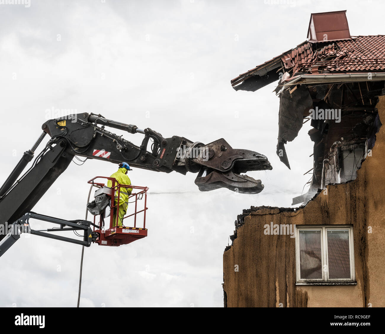 Machinery deconstructing old building Stock Photo - Alamy