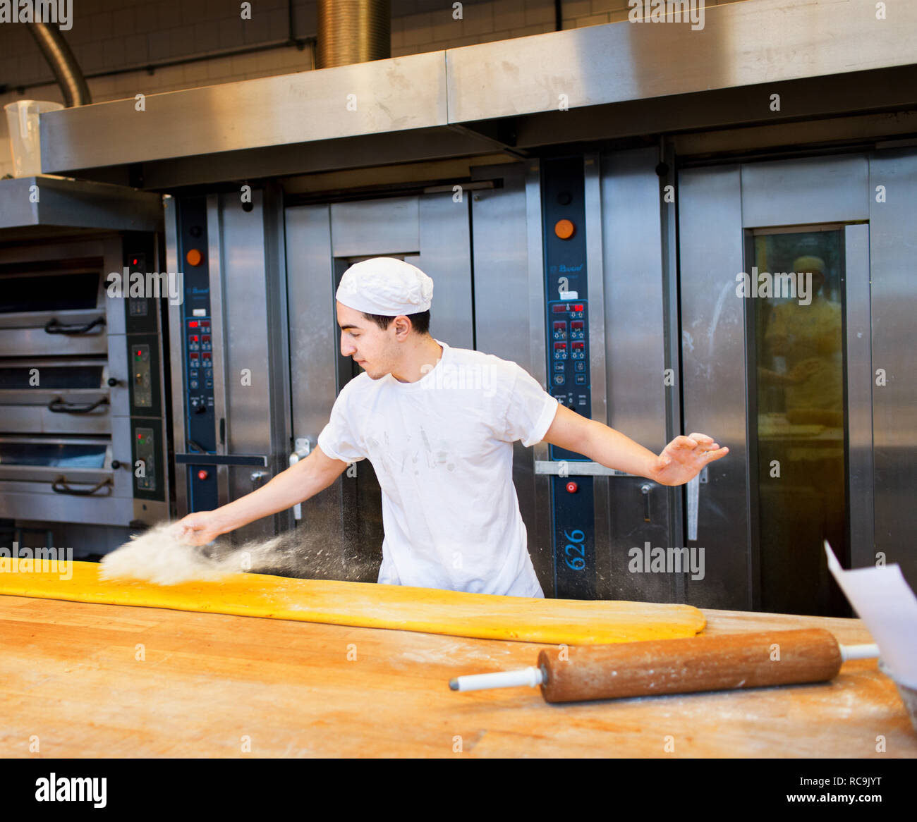Baker in bakery Stock Photo - Alamy