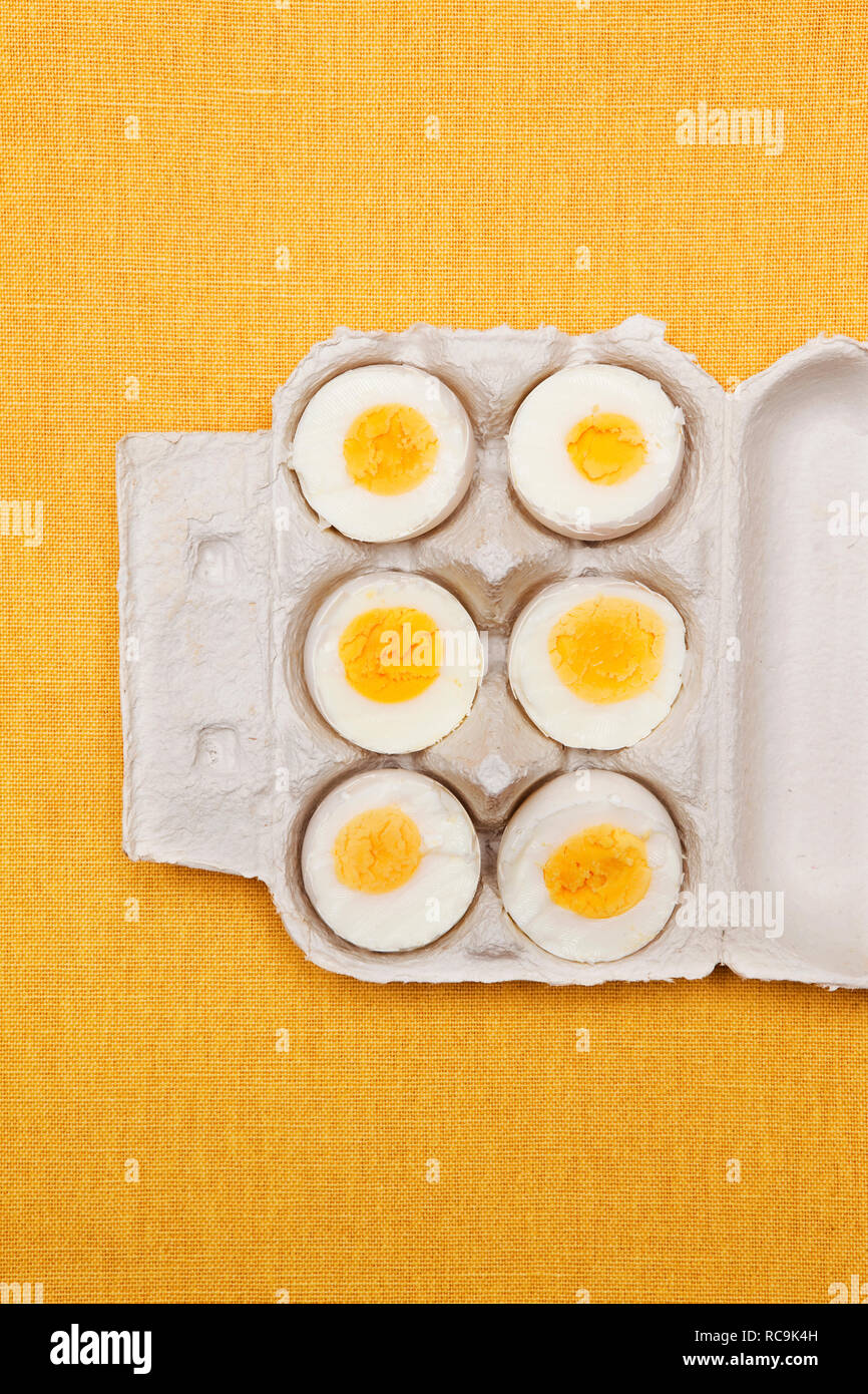 Eggs in egg box Stock Photo - Alamy