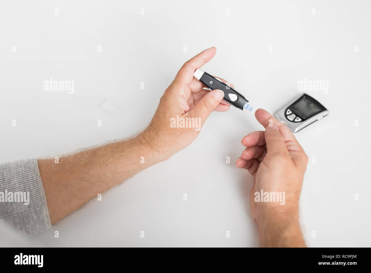 senior man with glucometer checking blood sugar Stock Photo - Alamy