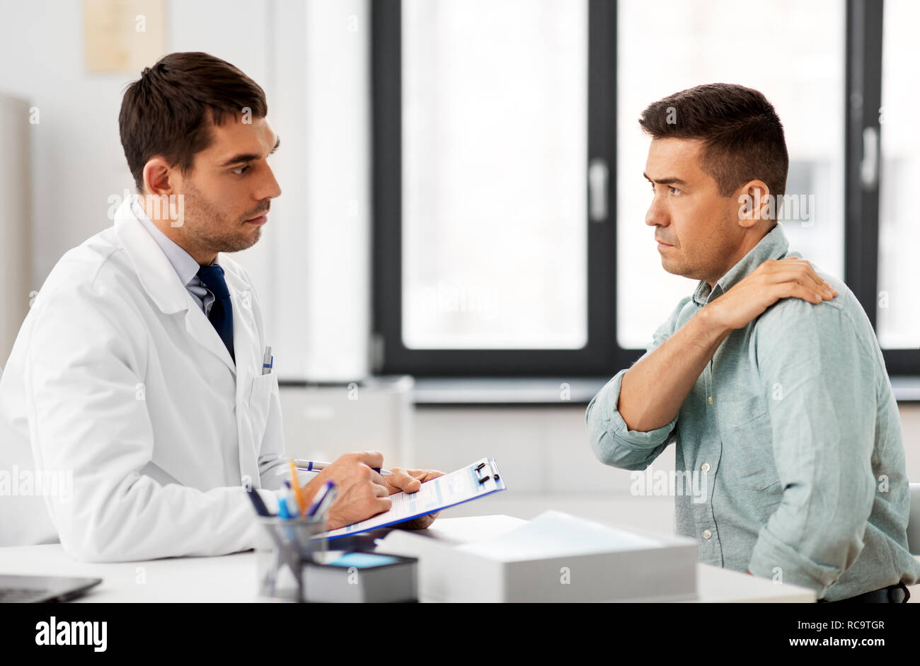 Shoulder patient hi-res stock photography and images - Alamy