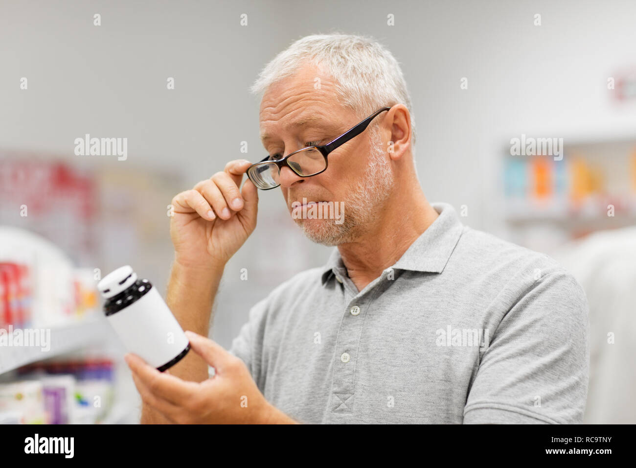 Concerned customer hi-res stock photography and images - Alamy