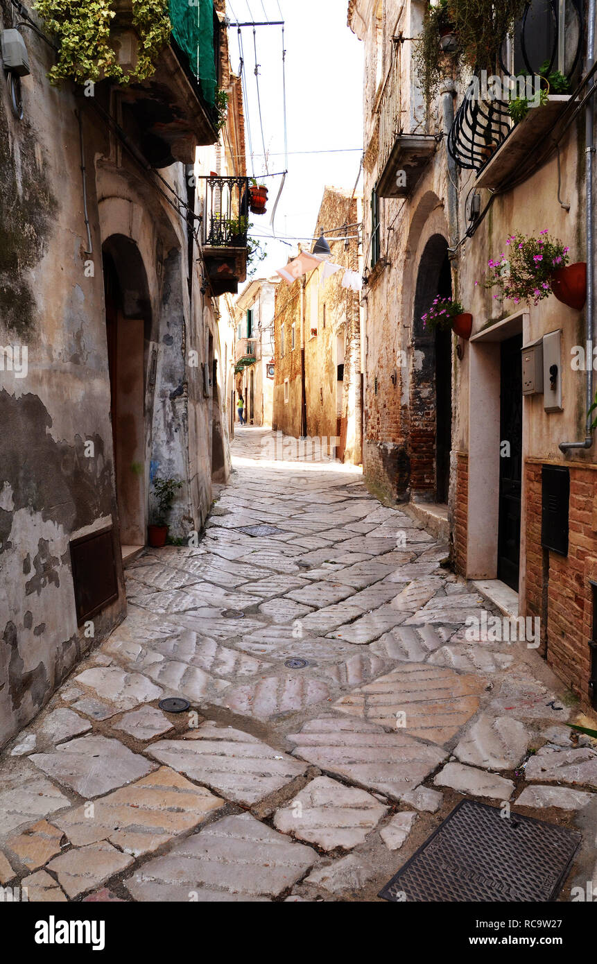 Ancient characteristic alleyway in southern Italy Stock Photo - Alamy