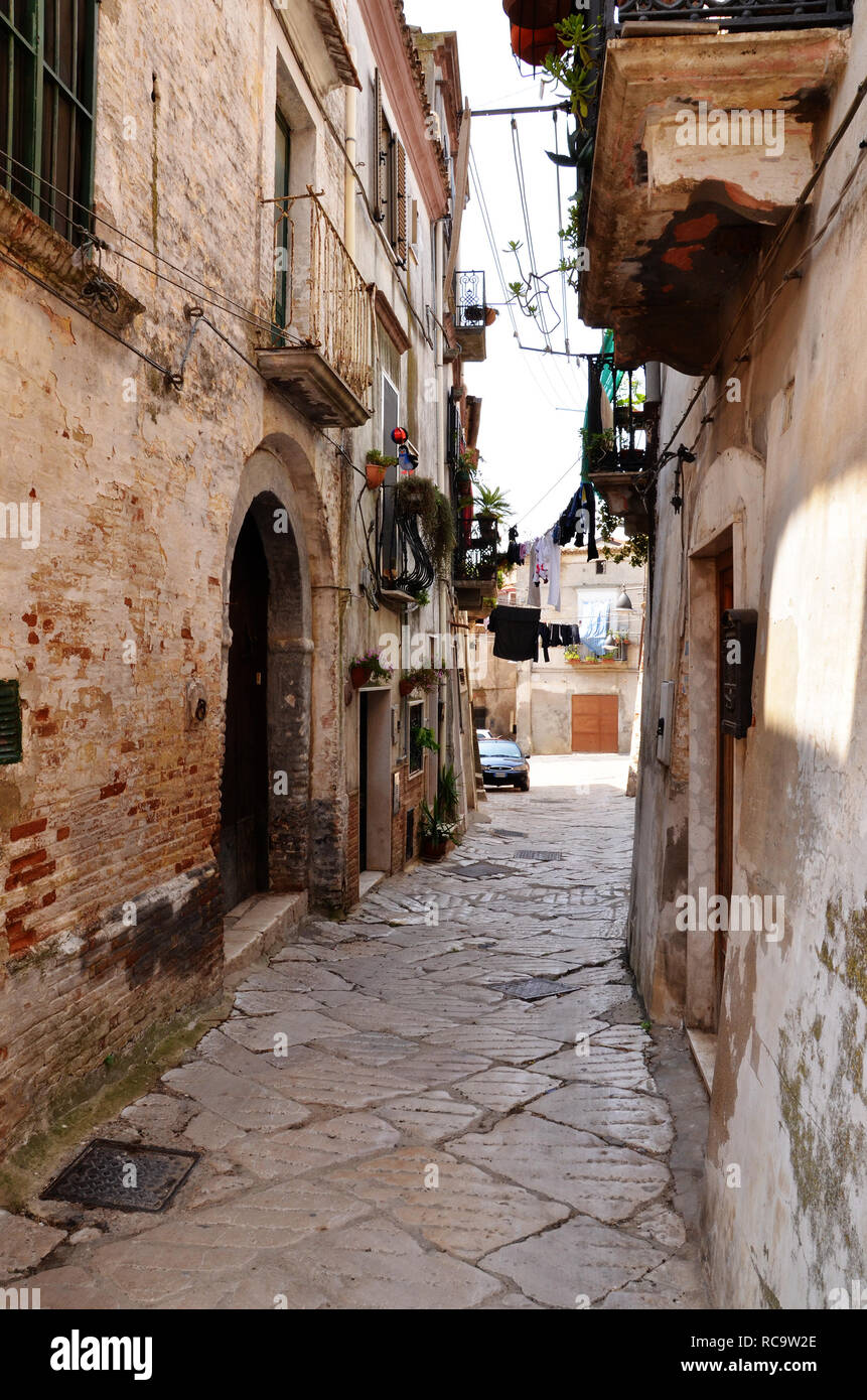Ancient characteristic alleyway in southern Italy Stock Photo - Alamy