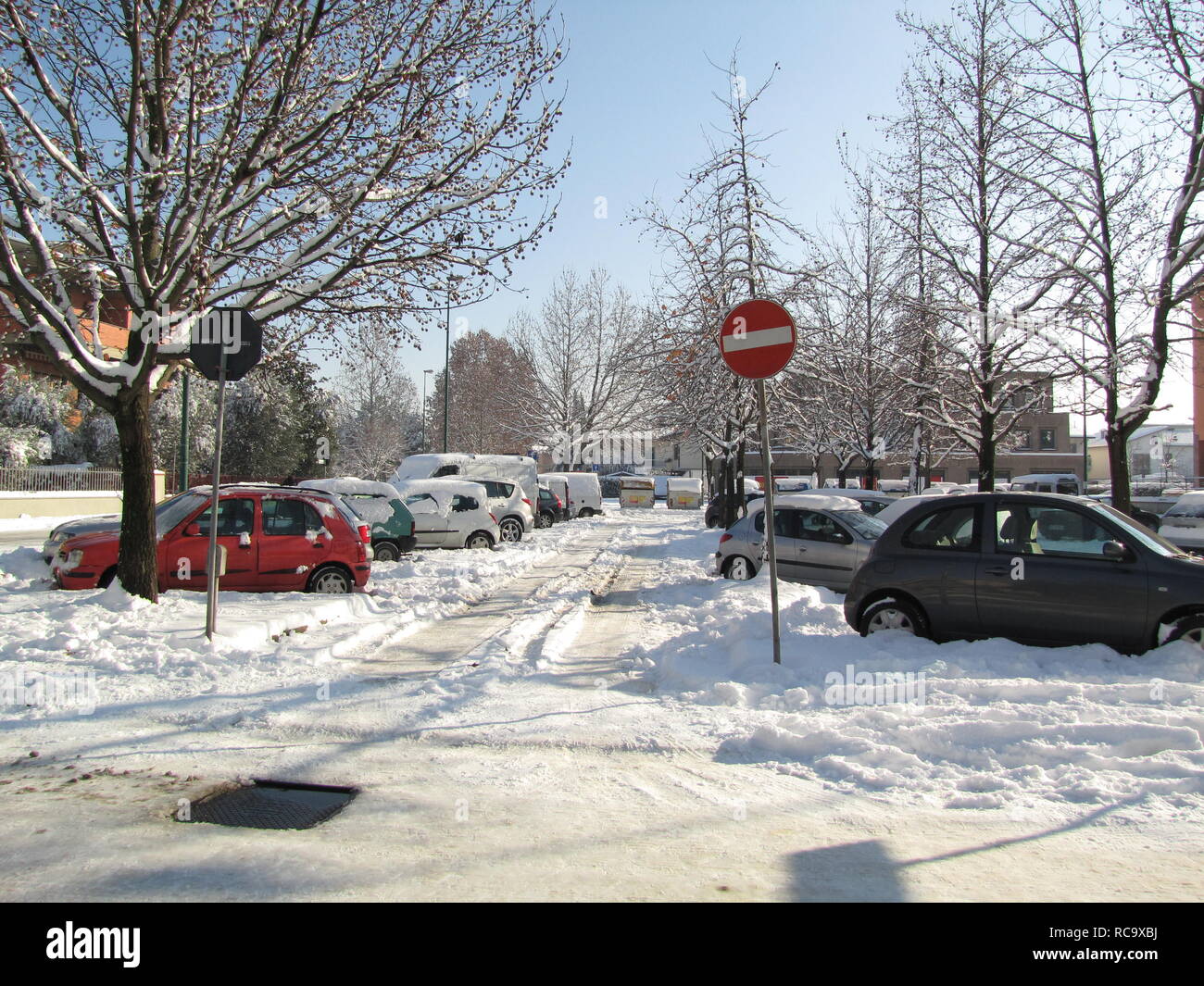 Snowy cityscape hi-res stock photography and images - Alamy