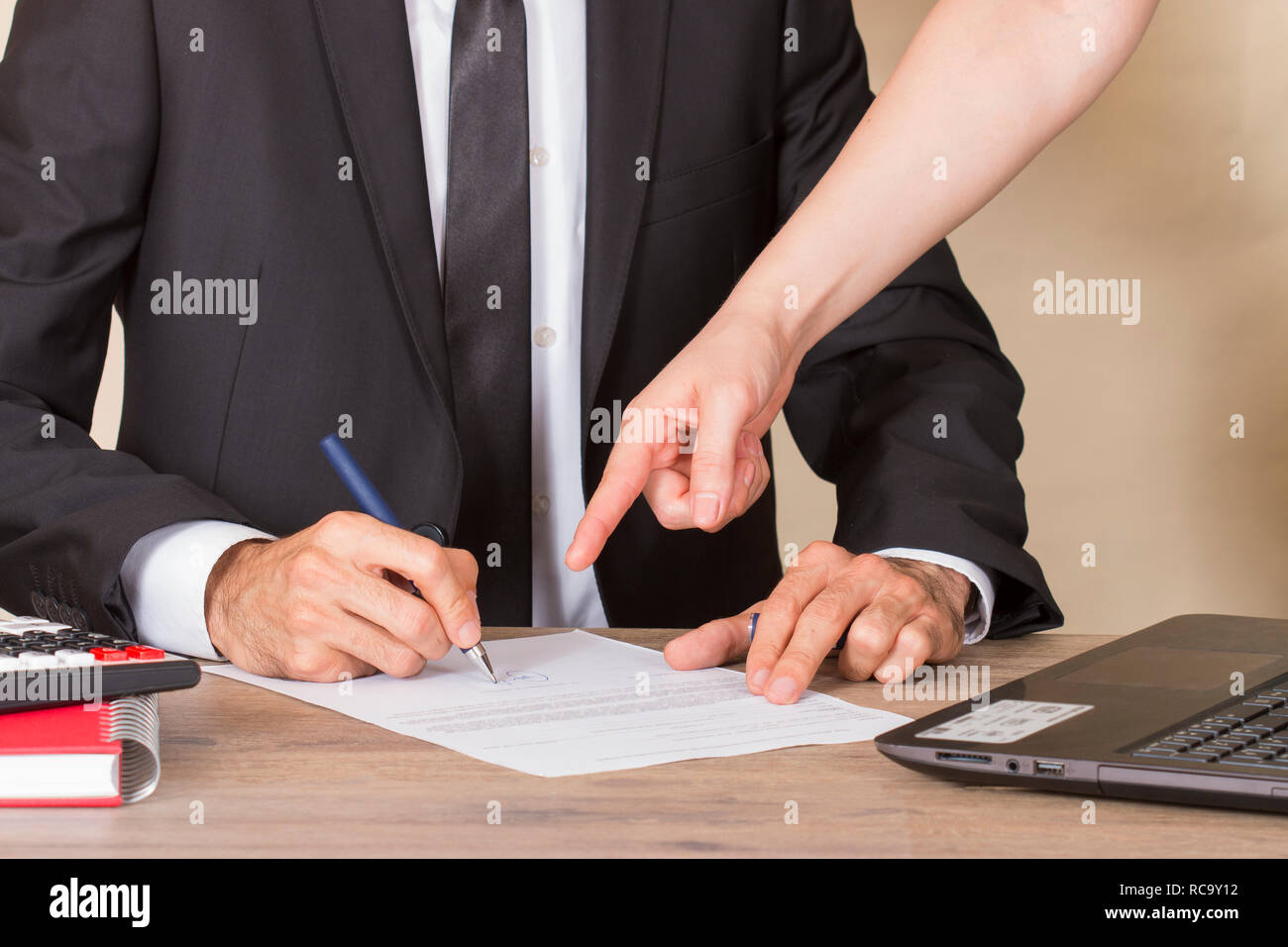 Female hand signing business hi-res stock photography and images - Alamy