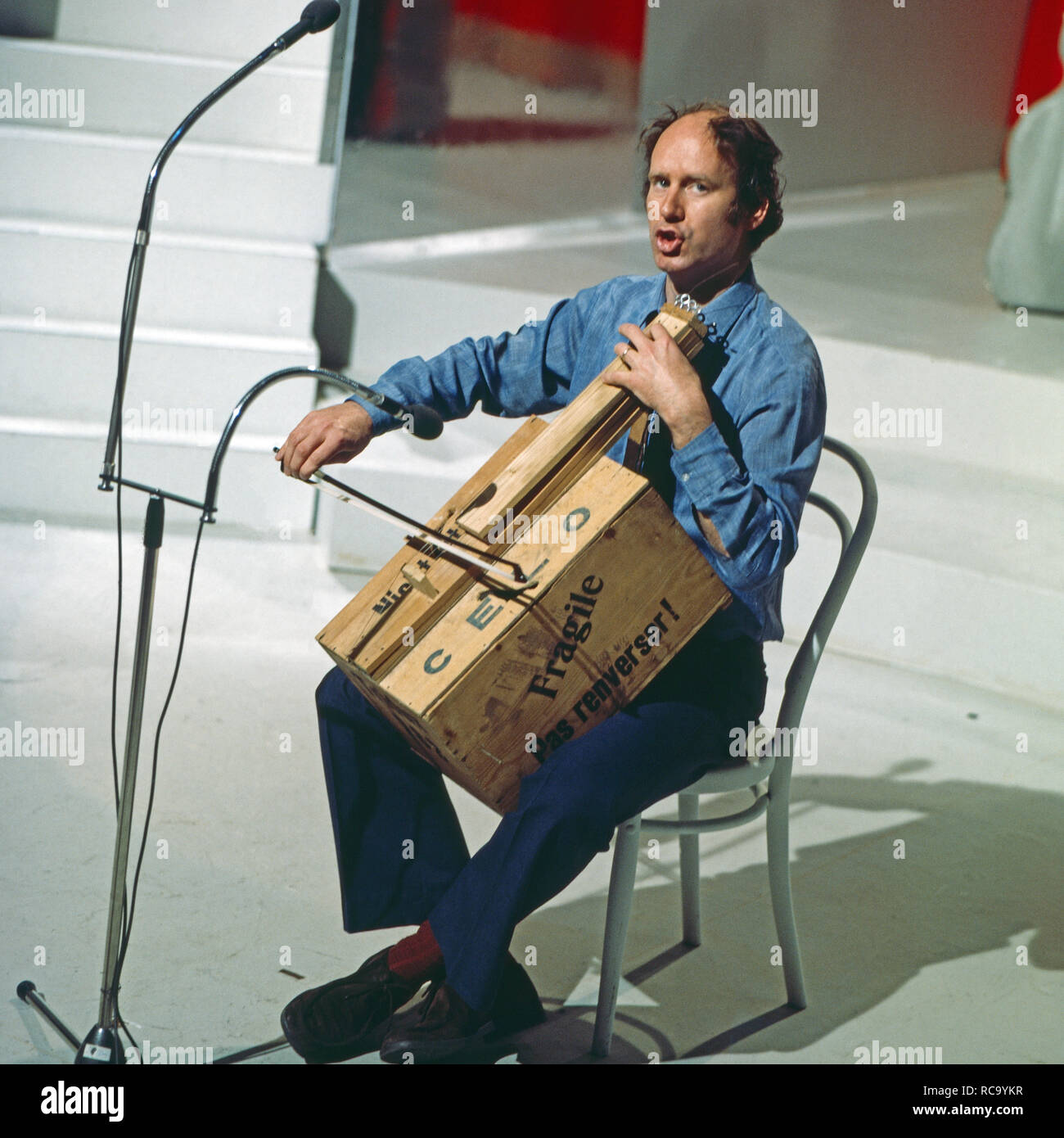 Franz Hohler, Schweizer Liedermacher, bei einem Auftritt in der ...