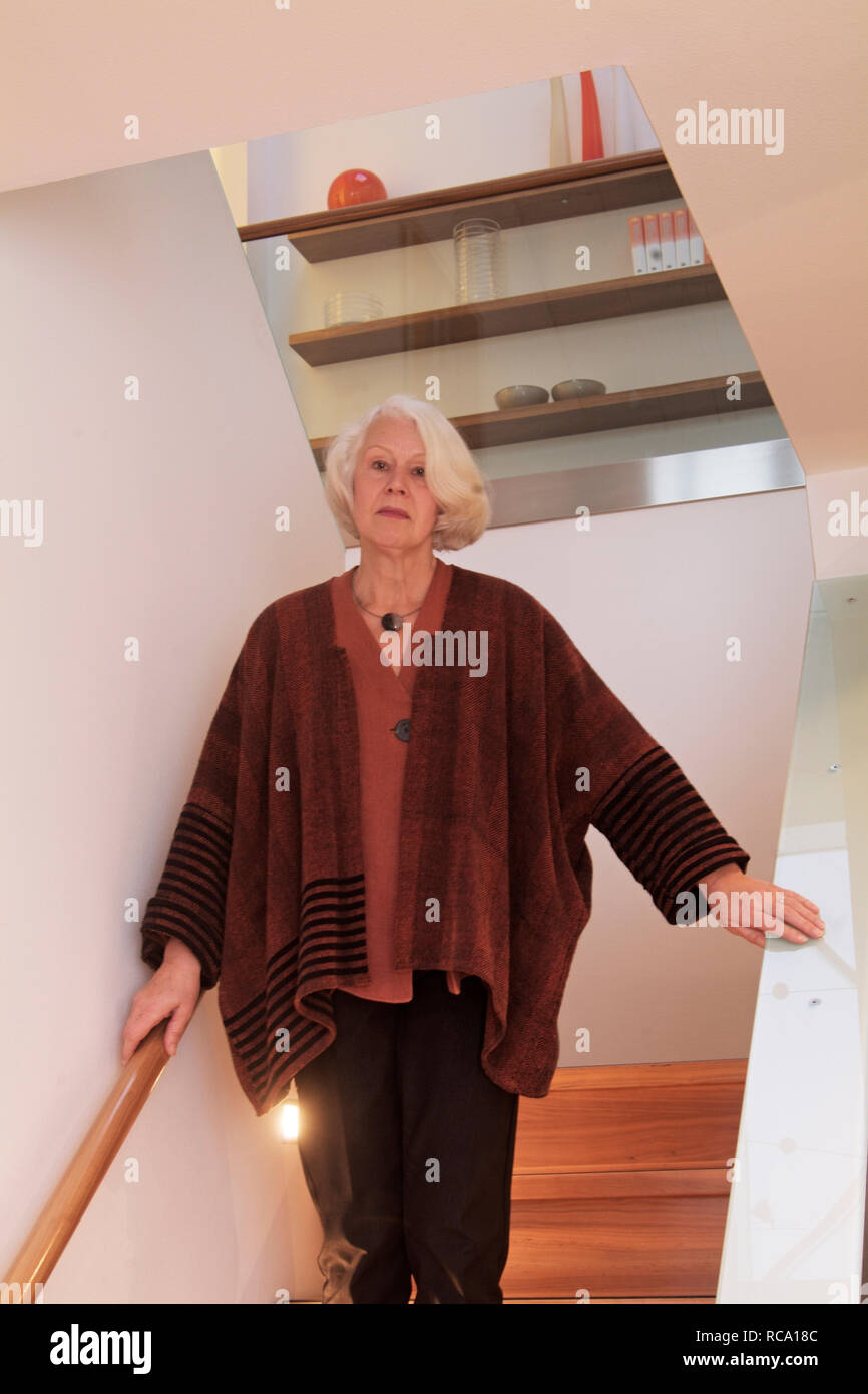 Frau steht drinnen hi-res stock photography and images - Alamy