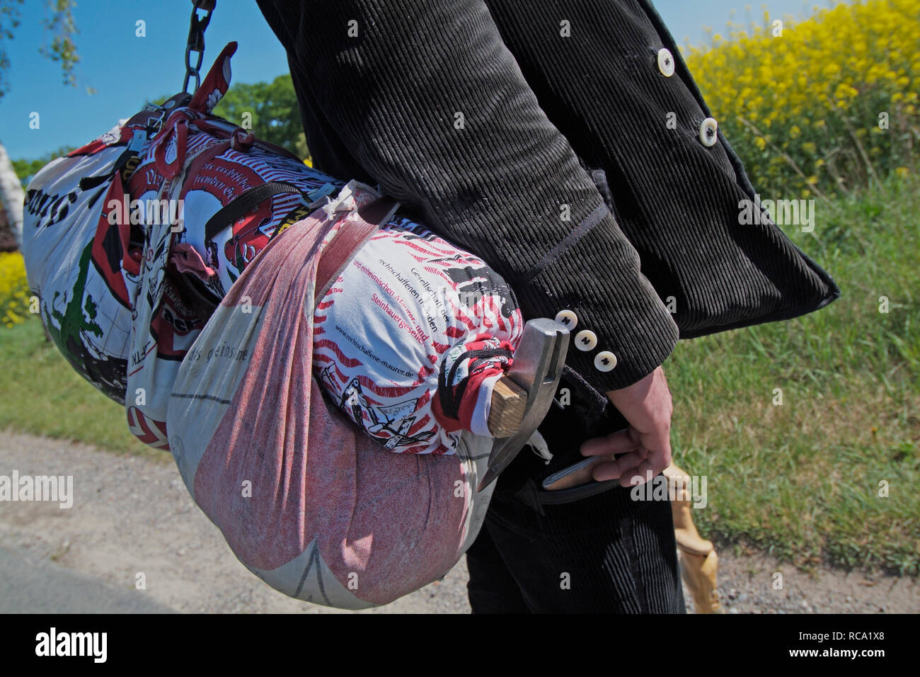 Zwei Wandergesellen auf der Walz Stock Photo - Alamy
