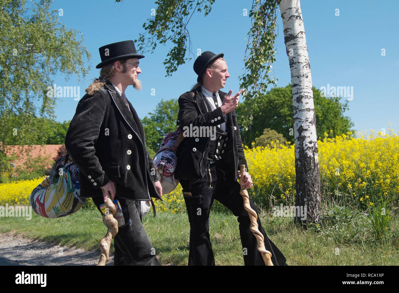Zwei Wandergesellen auf der Walz Stock Photo - Alamy