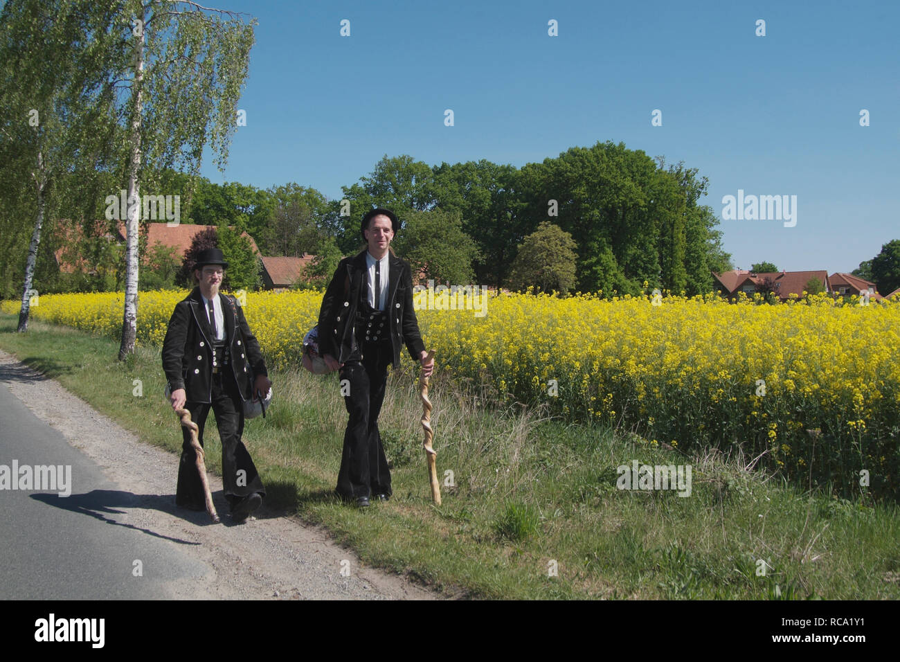 Zwei Wandergesellen auf der Walz Stock Photo - Alamy
