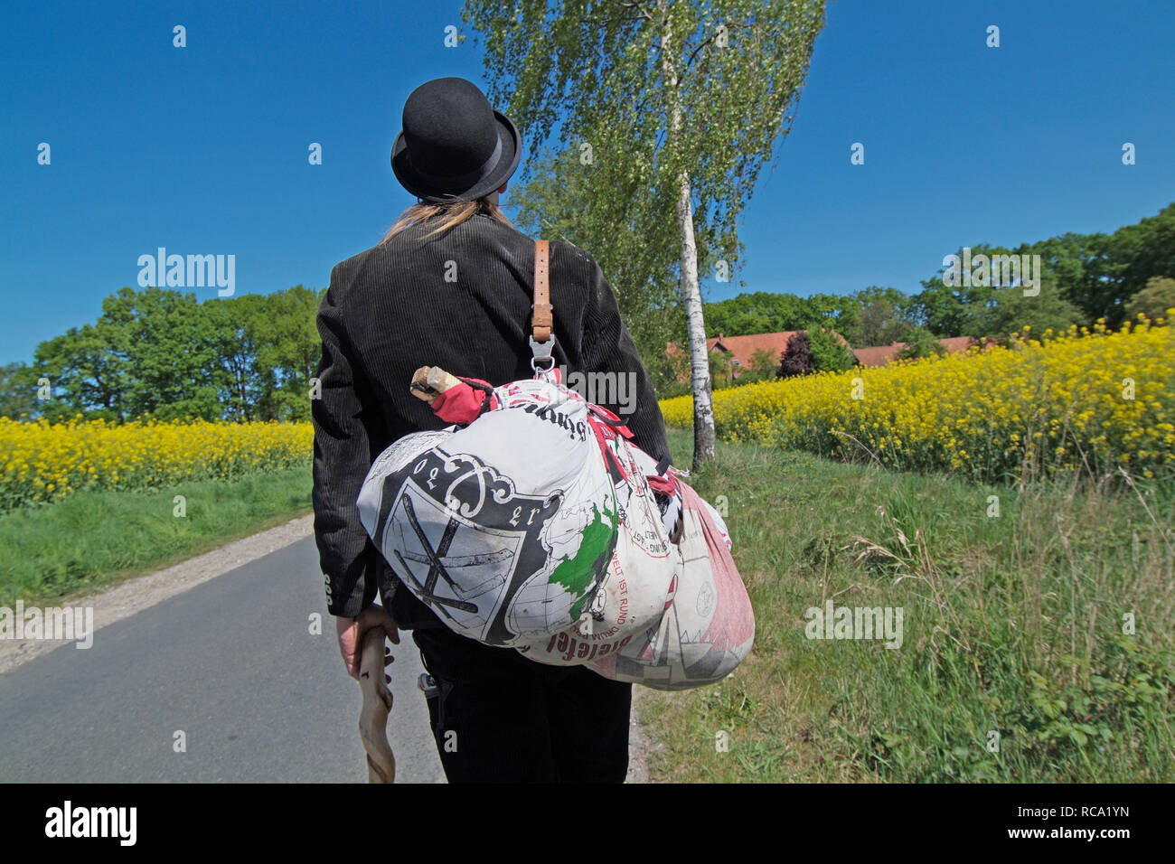 Zwei Wandergesellen auf der Walz Stock Photo - Alamy